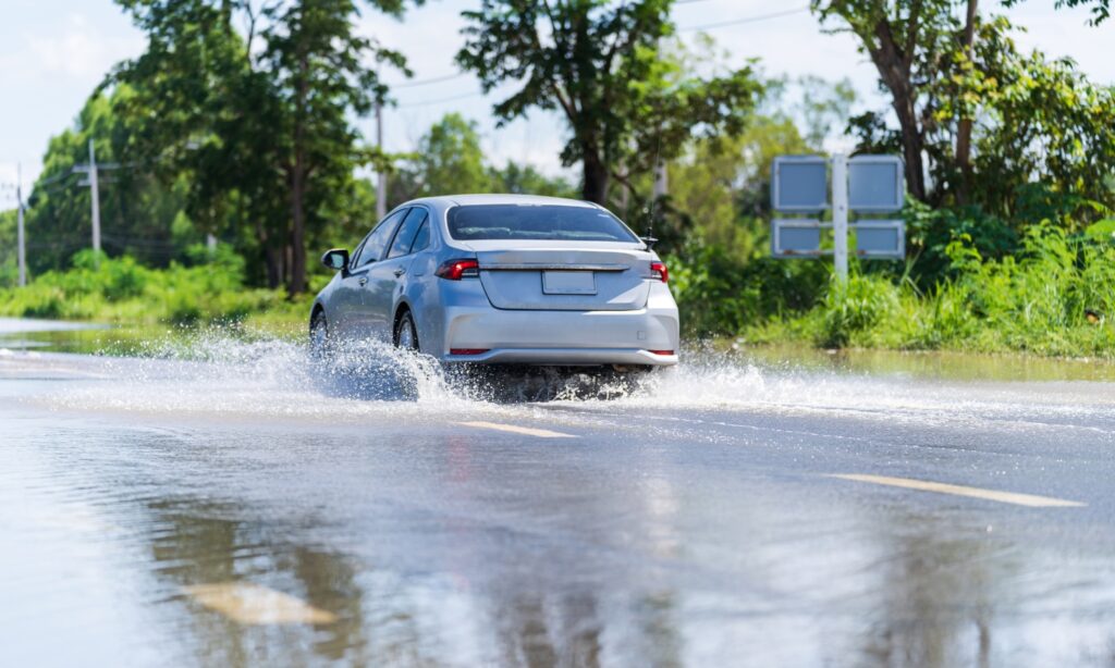 Cómo actuar ante una riada dentro del coche: Guía práctica