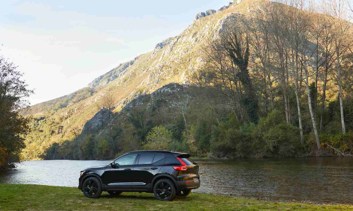 Volvo XC60 B5 and XC40 2025 Black Edition: news and prices