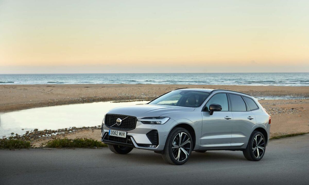 Volvo XC60 B5 e XC40 Black Edition 2025: novità e prezzi