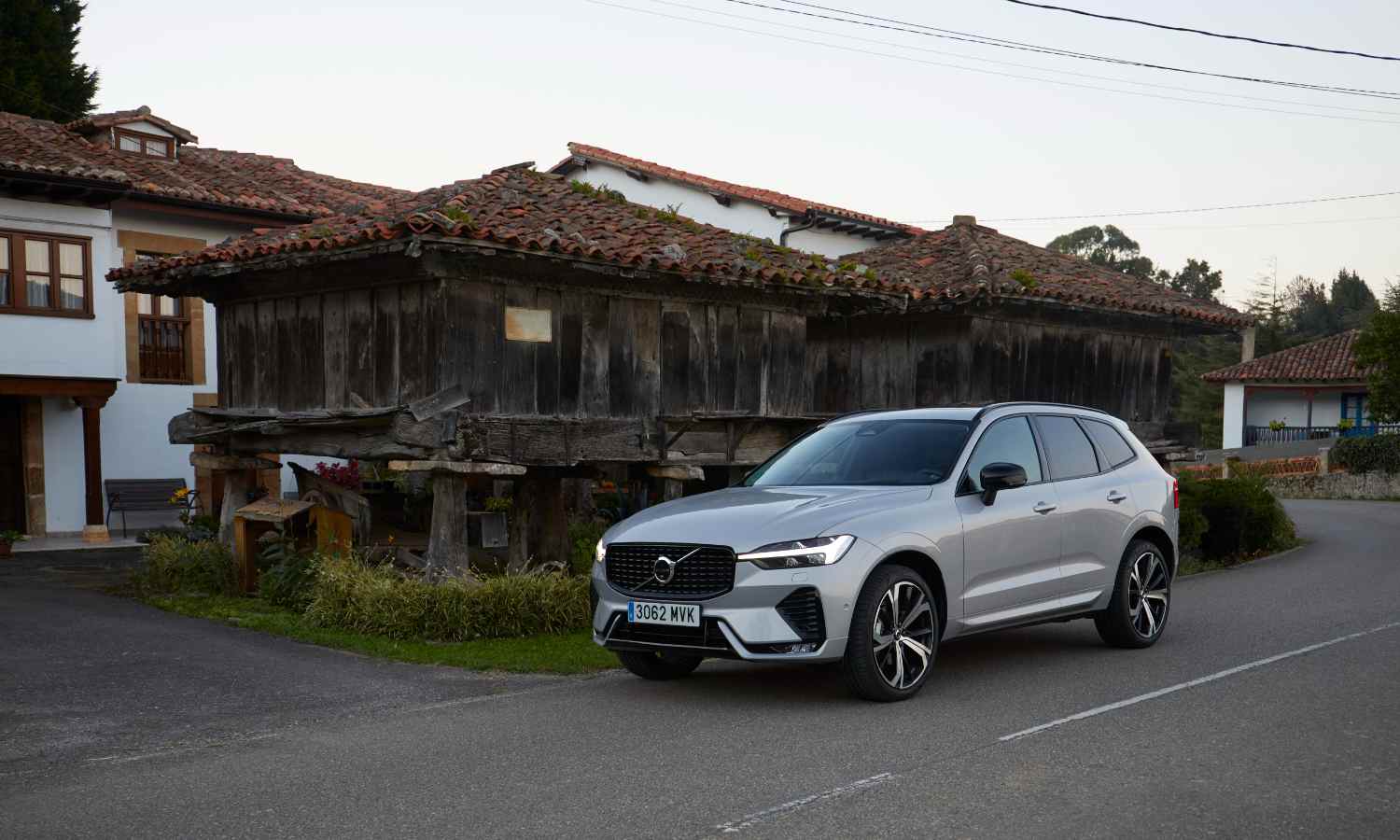 Volvo XC60 B5 e XC40 Black Edition 2025: novità e prezzi