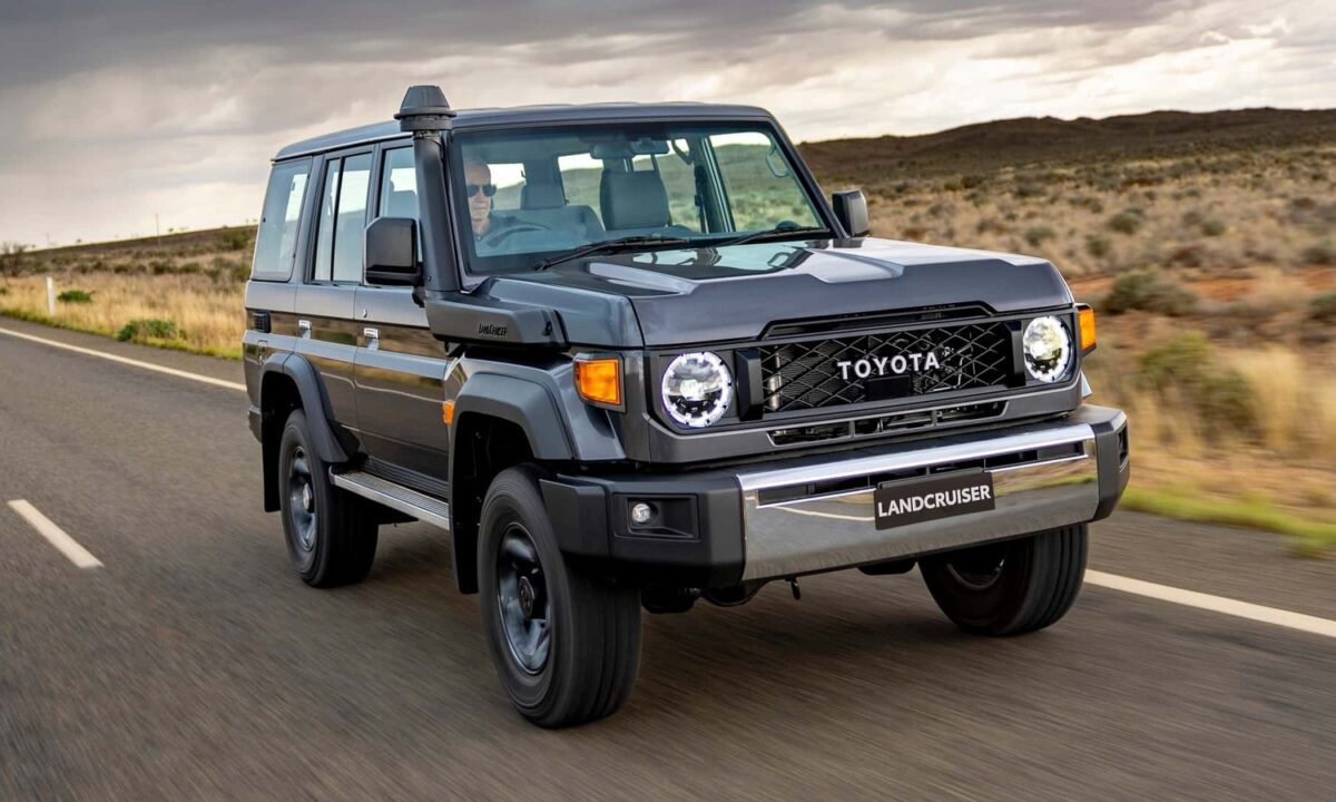Toyota LandCruiser Serie 70 2025: cambio manuale e quattro cilindri ...