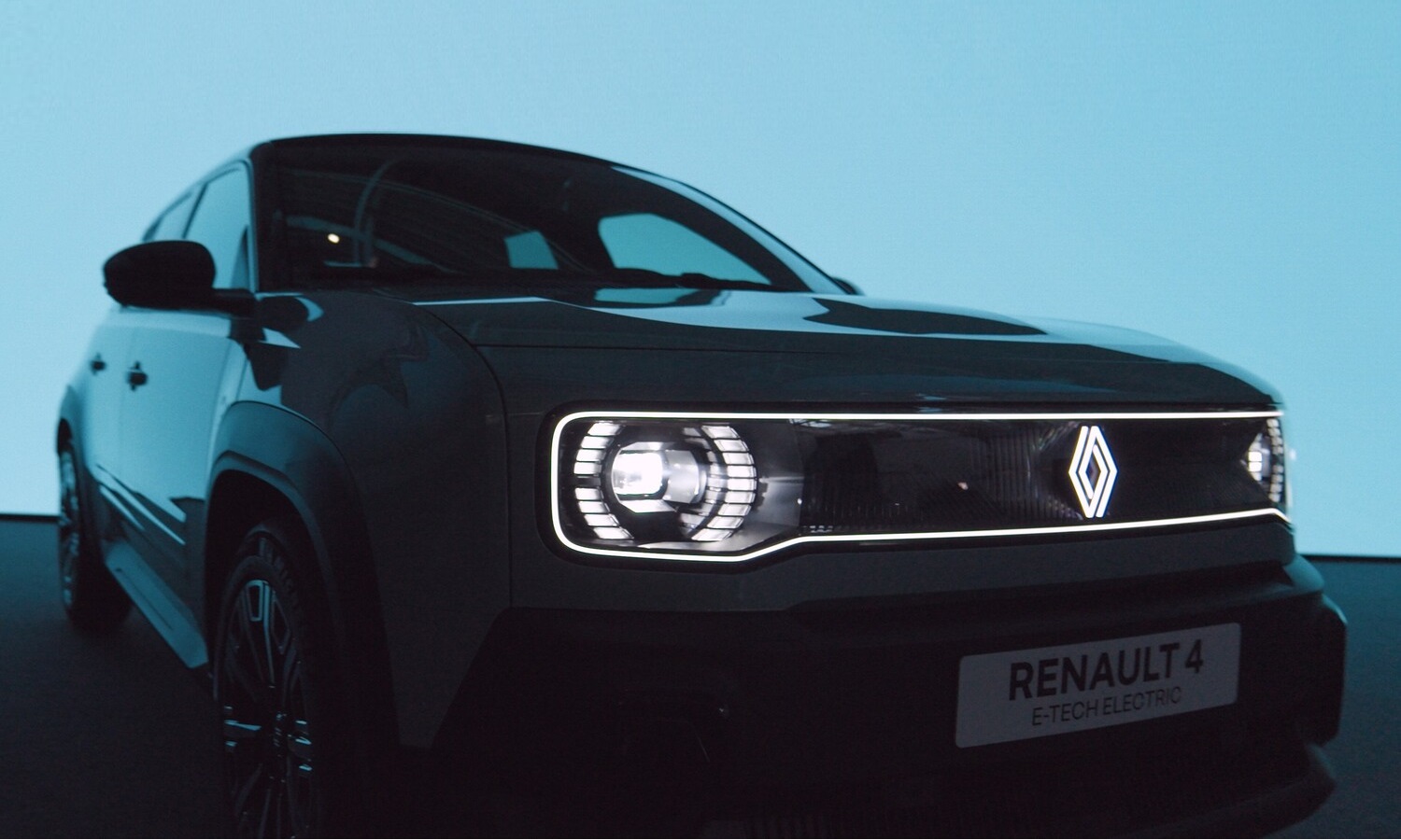 Renault 4 E-Tech eléctrico: El renacer de un clásico con calandra iluminada