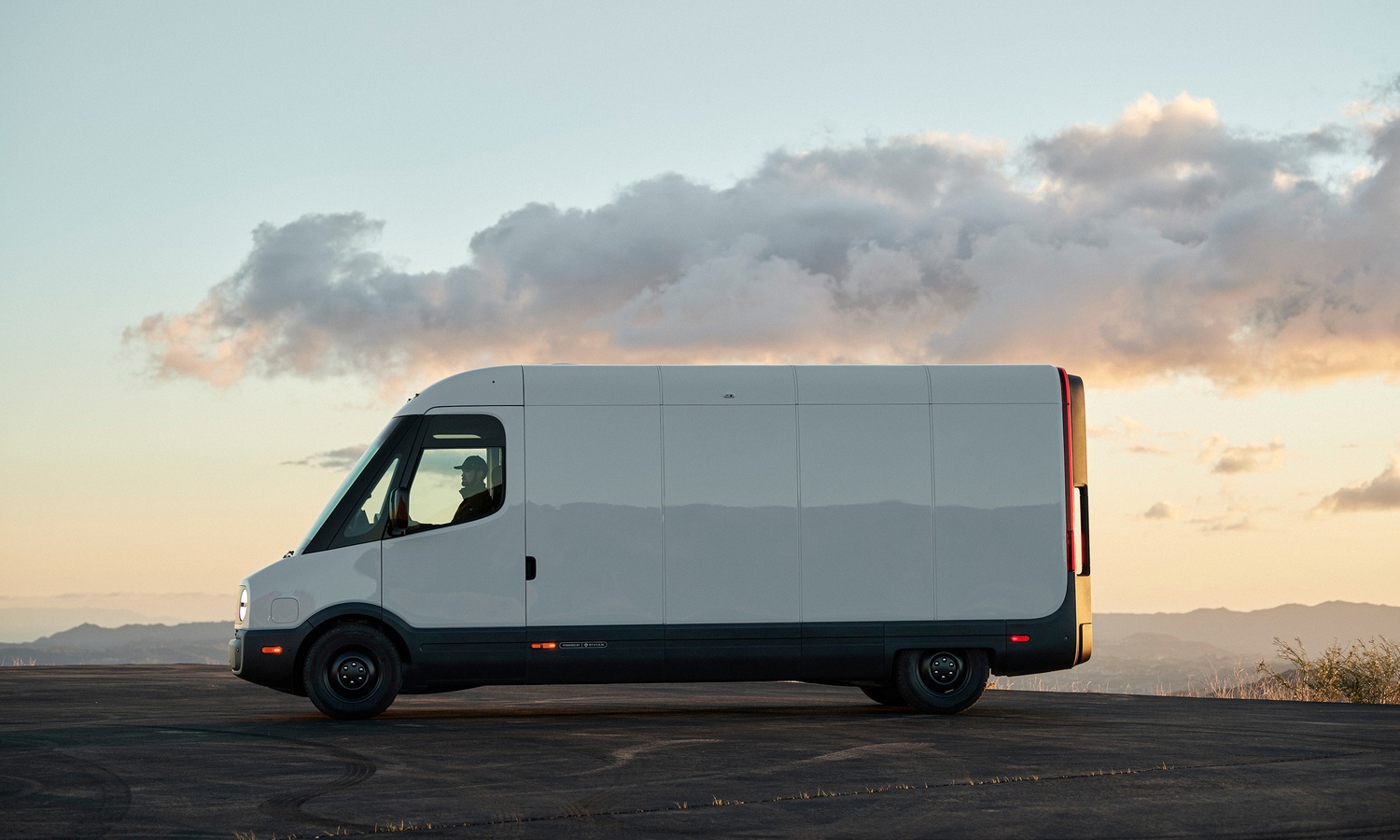 Rivian amplía la venta de sus furgonetas comerciales a flotas de todos ...