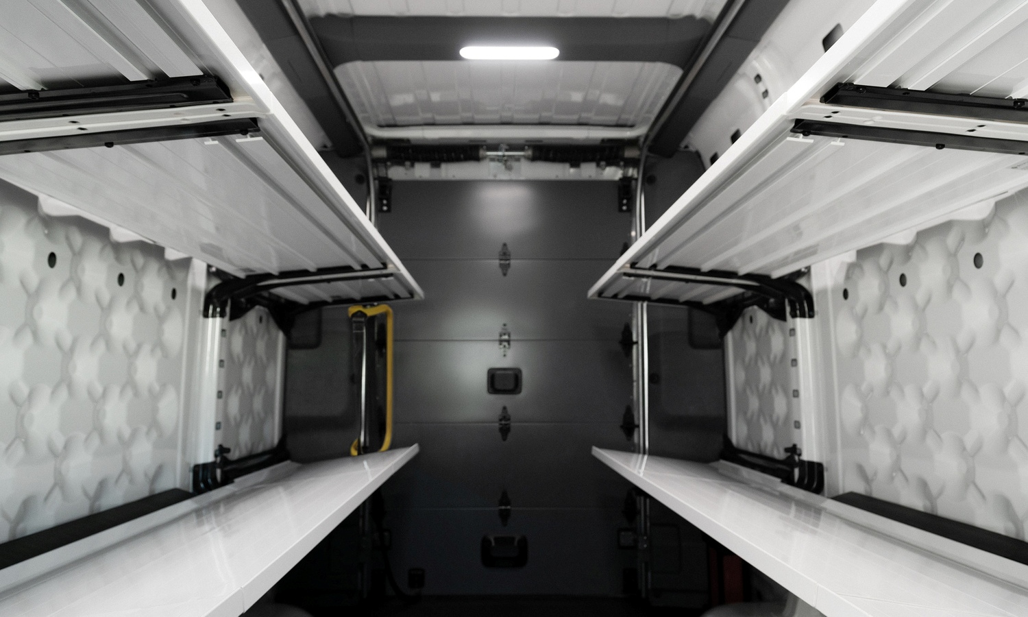 Rivian amplía la venta de sus furgonetas comerciales a flotas de todos ...