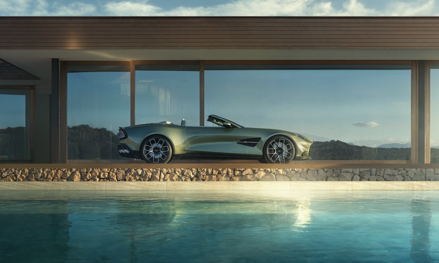 Aston Martin desvela el Vanquish Volante, un descapotable de 835 CV y 345 km/h
