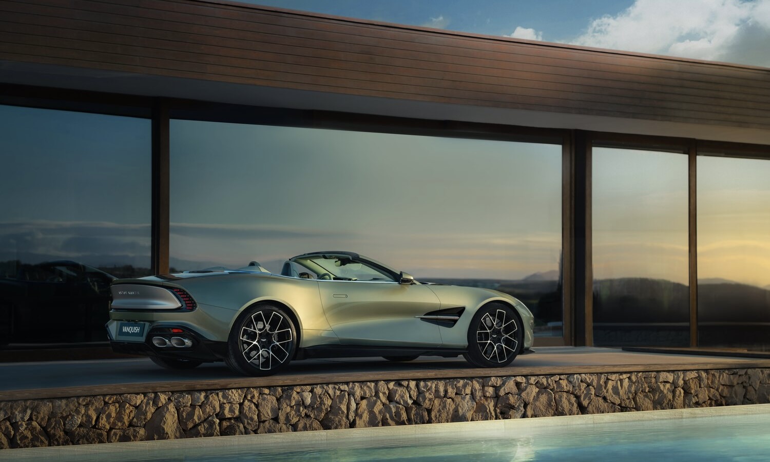 Aston Martin desvela el Vanquish Volante, un descapotable de 835 CV y 345 km/h