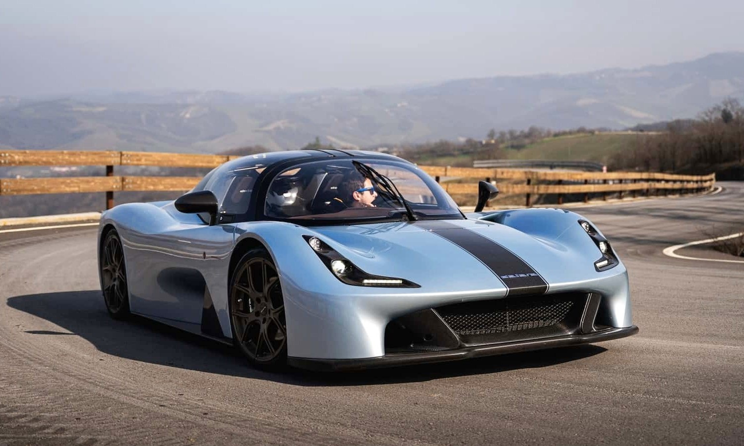 La Dallara Stradale 2025 renouvelle son essence sans perdre son ADN sportif.