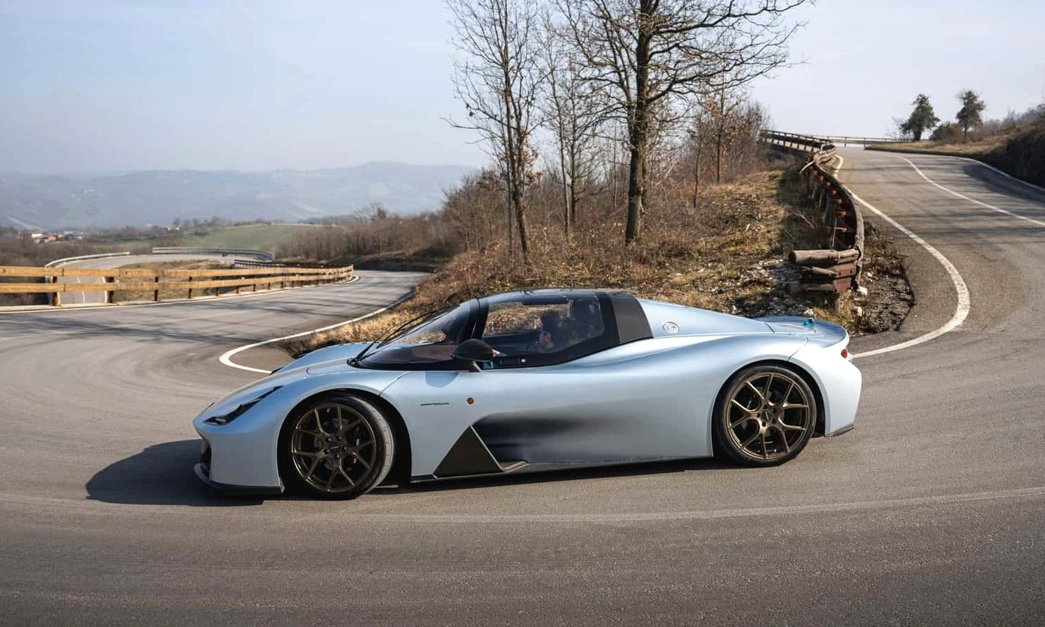 La Dallara Stradale 2025 renouvelle son essence sans perdre son ADN sportif.