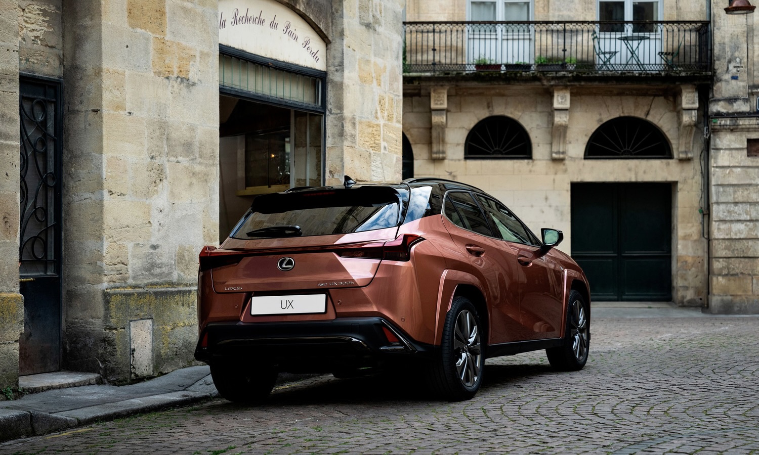 Lexus UX 300h 2025: tutte le migliorie del rinnovato SUV ibrido