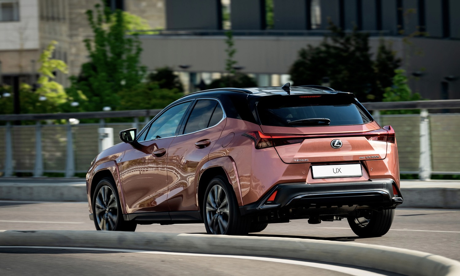 Lexus UX 300h 2025: tutte le migliorie del rinnovato SUV ibrido