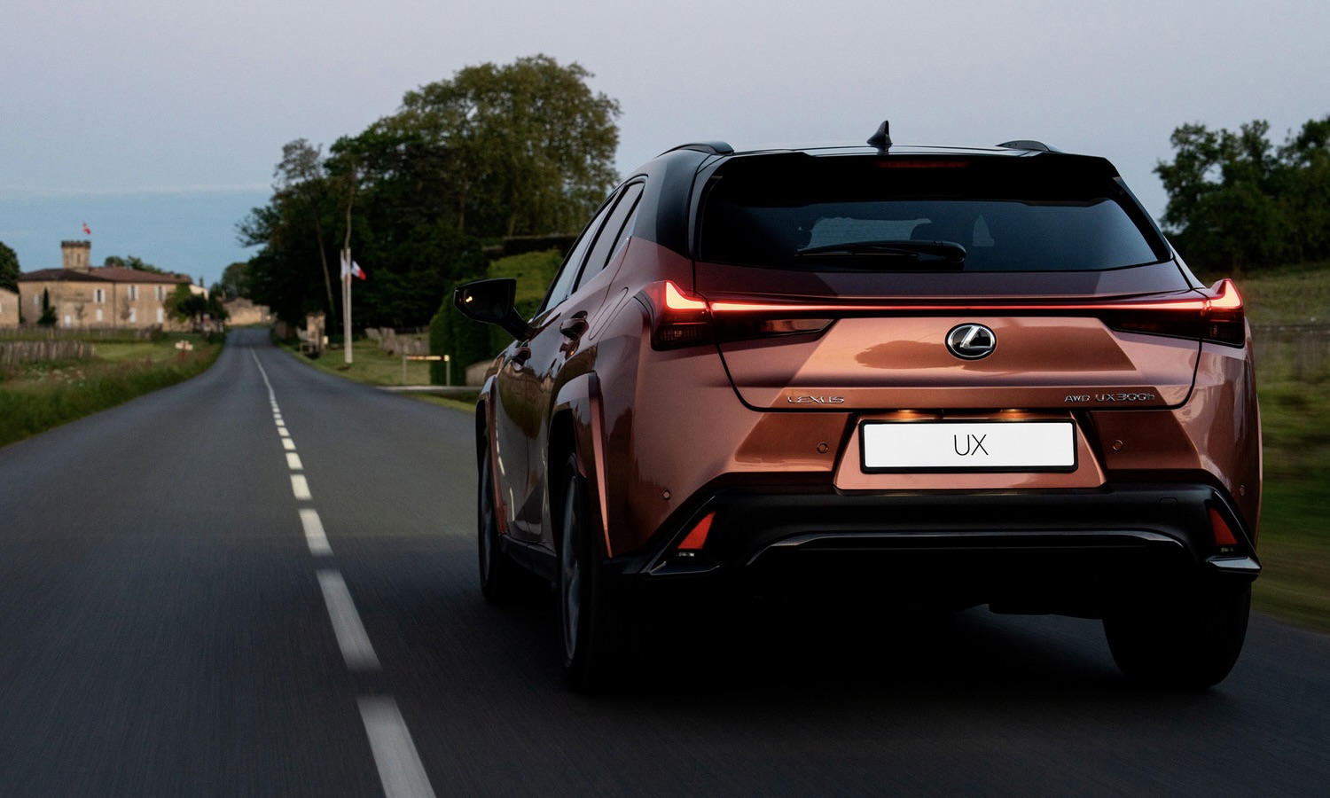 Lexus UX 300h 2025: Todas las mejoras del renovado SUV híbrido