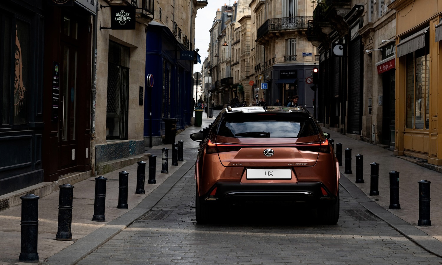 Lexus UX 300h 2025: Todas las mejoras del renovado SUV híbrido