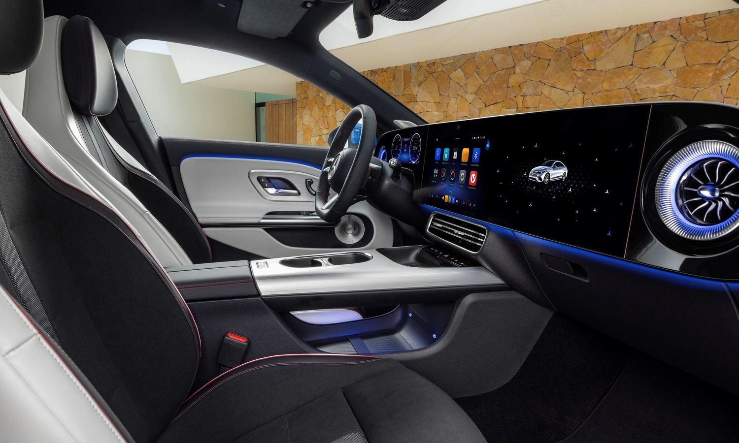 Mercedes-Benz CLA 2025: Wszystkie nowe funkcje, cechy i cena