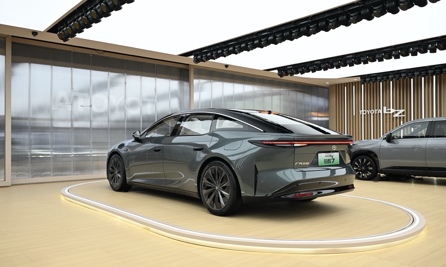 丰田 bZ7 BEV：大力押注中国市场的日本新型电动轿车。