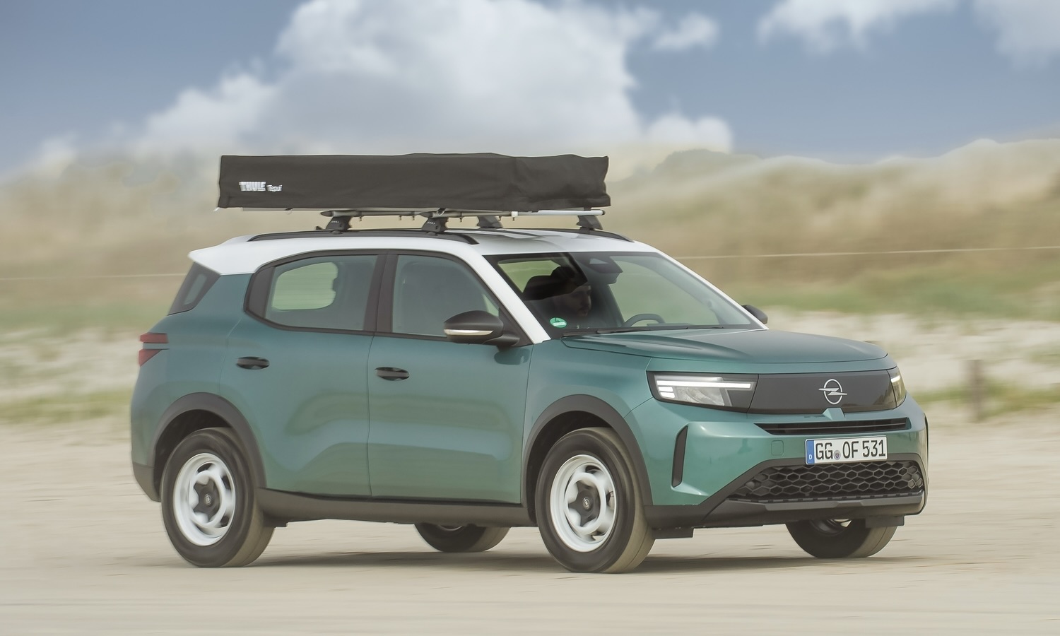 De nieuwe Opel Frontera is voorzien van een Thule daktent ...