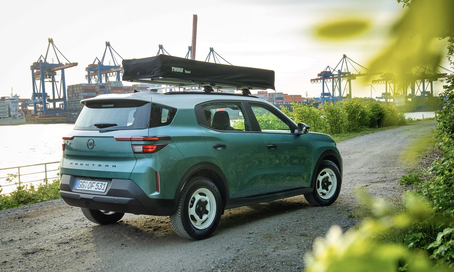 De nieuwe Opel Frontera is voorzien van een Thule daktent ...