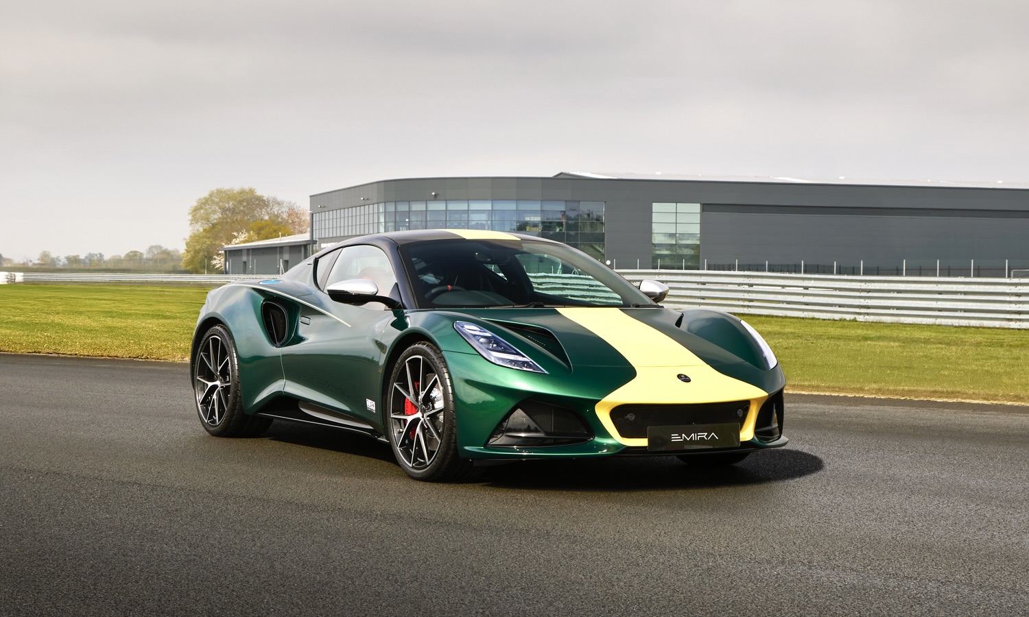 Lotus Emira Clark Edition: Un homenaje exclusivo a Jim Clark y la era ...