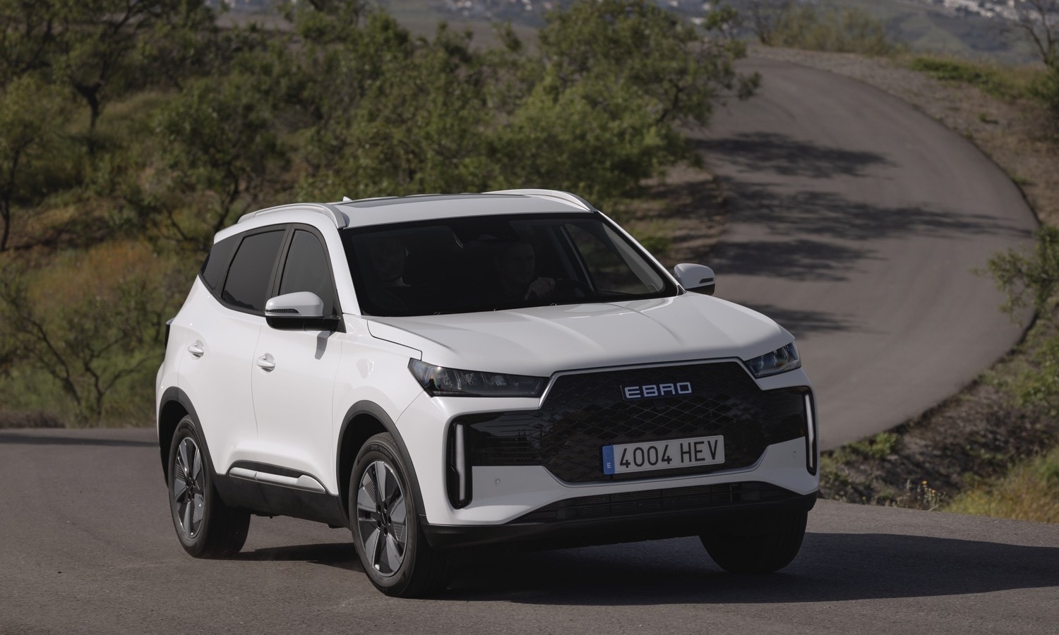 Nuevo Ebro S400: Todos los datos sobre el SUV híbrido español que ...