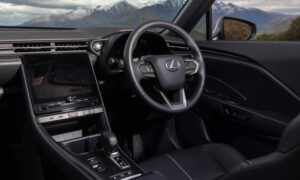 Nuevo Lexus LBX 2025: Híbrido, diseño premium y visión artística
