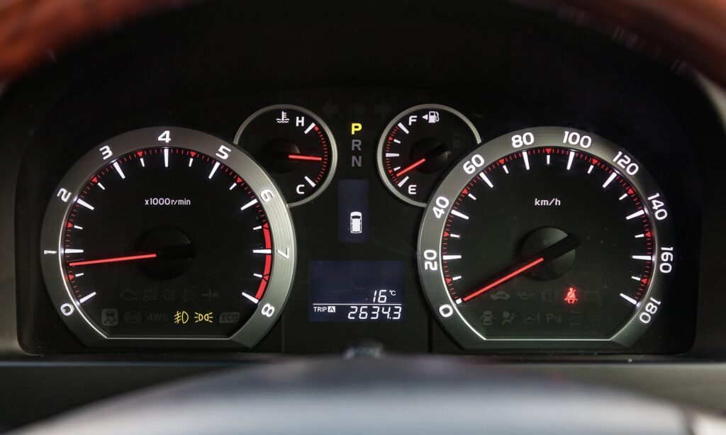 Why the speedometer of the car does not indicate the real speed?