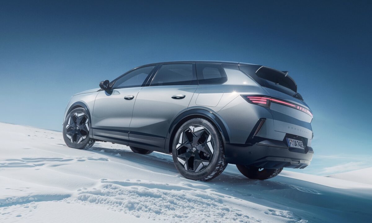 Opel Grandland Electric AWD: The all-wheel drive electric SUV with 325 ...