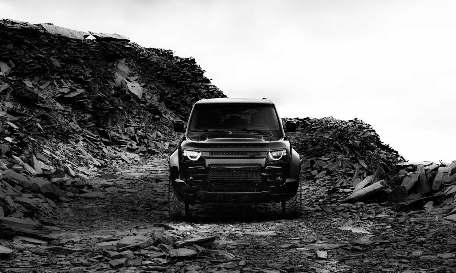 Land Rover Defender OCTA Black: El lujo más radical en negro absoluto