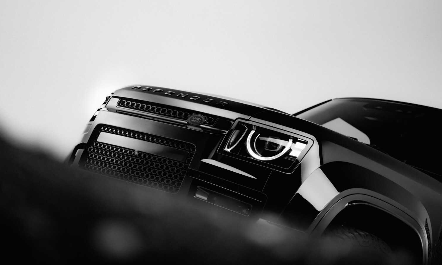 Land Rover Defender OCTA Black: El lujo más radical en negro absoluto