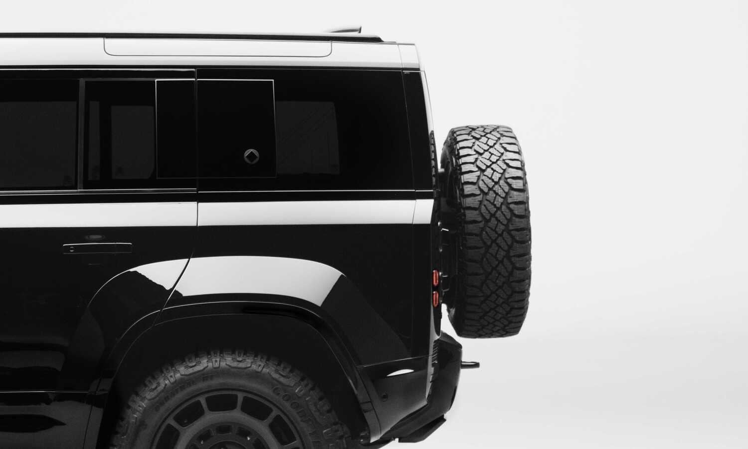 Land Rover Defender OCTA Black: El lujo más radical en negro absoluto