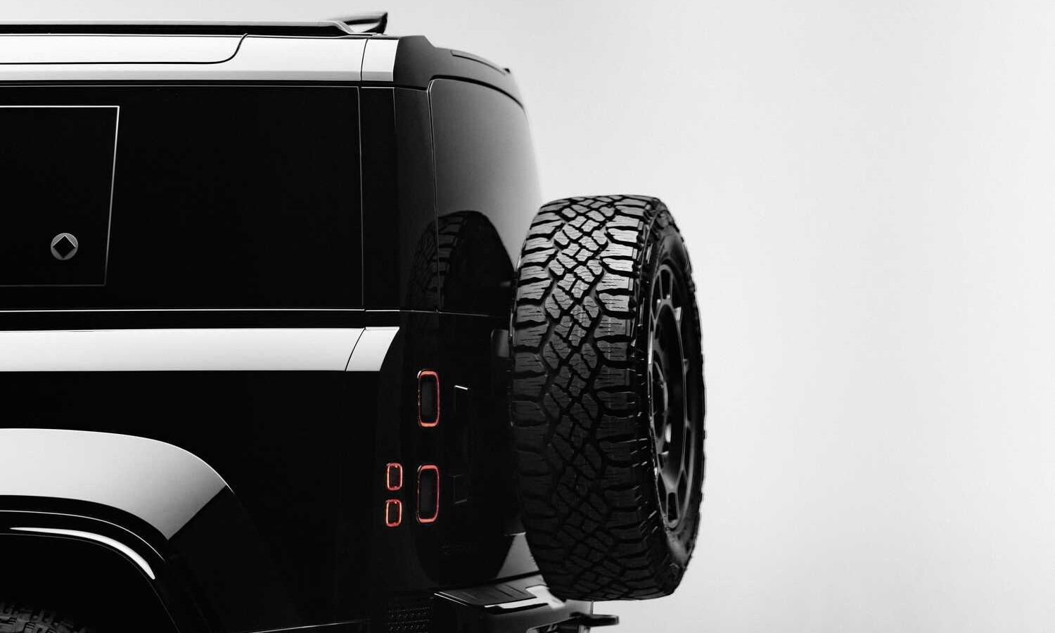 Land Rover Defender OCTA Black: El lujo más radical en negro absoluto