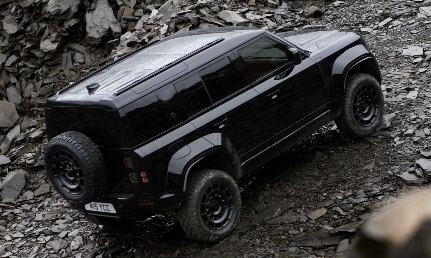 Land Rover Defender OCTA Black: El lujo más radical en negro absoluto