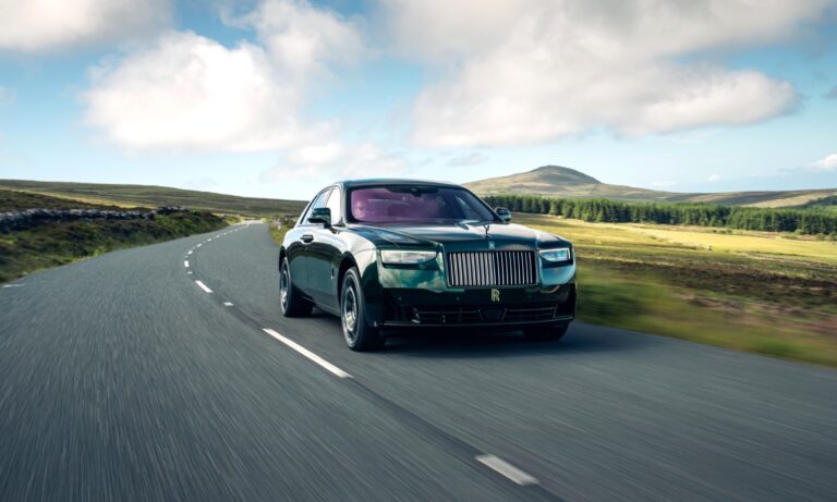 Rolls Royce Black Badge Ghost hyller den legendariske seieren på Isle ...