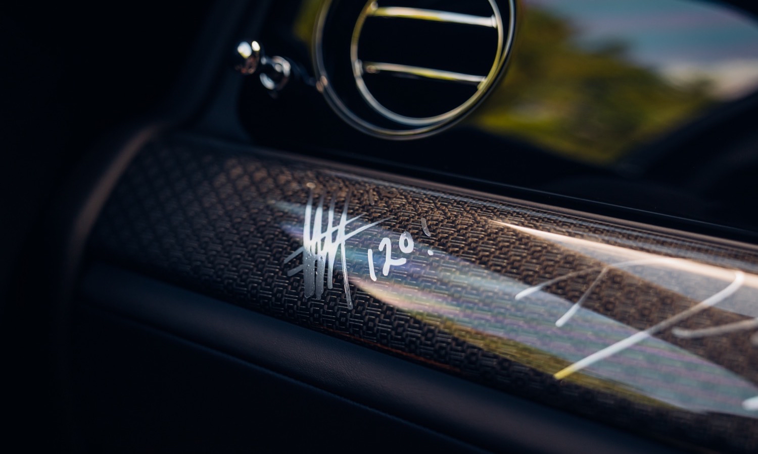 El Rolls Royce Black Badge Ghost rinde homenaje a la mítica victoria en ...