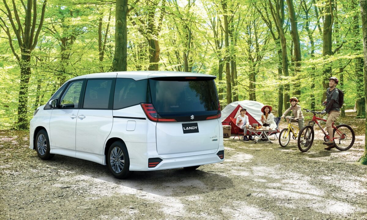 Suzuki Landy: der Hybrid-Minivan von Toyota, den Suzuki in Japan auf ...